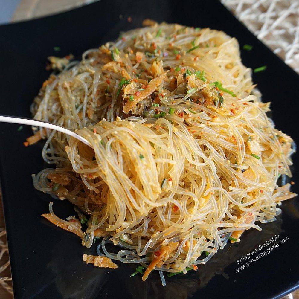 Fideos de guisante con verduras y huevo