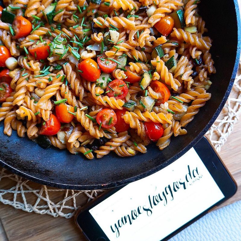 Fideos de guisante con verduras y huevo - COCINANDOMELAVIDA por Vanessa ...