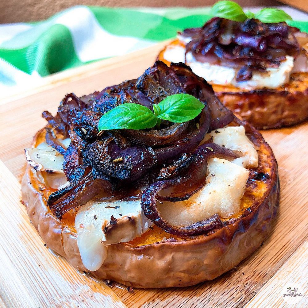 Calabaza asada con queso de cabra y cebolla morada