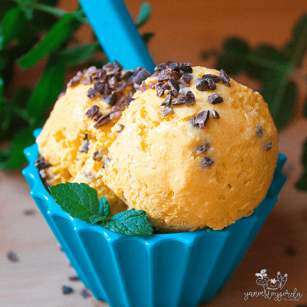 Helado cremoso de mango y yogur