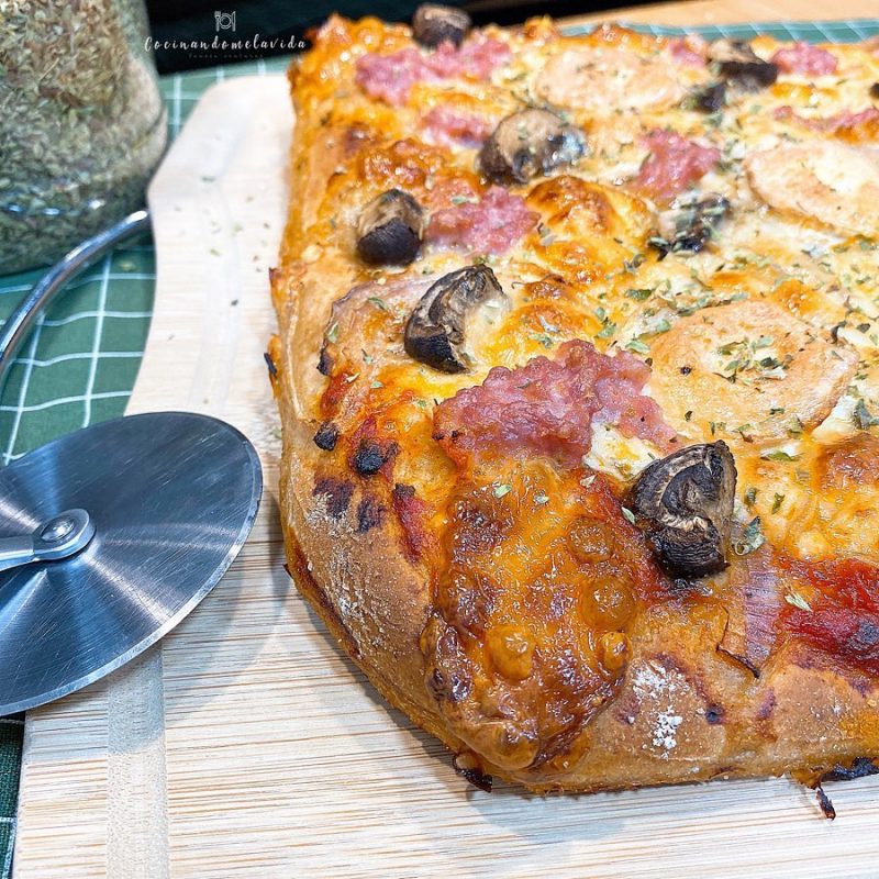 PIZZA CON POLLO Y CHAMPIÑONES - COCINANDOMELAVIDA