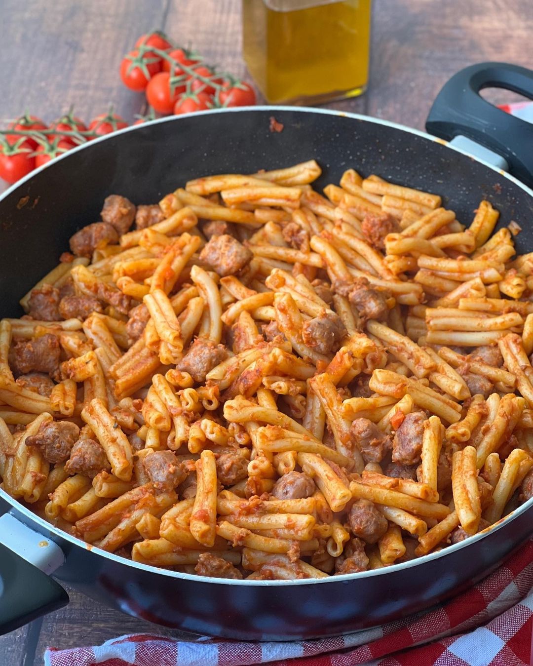 PASTA CON TOMATE Y SALCHICHAS DE POLLO