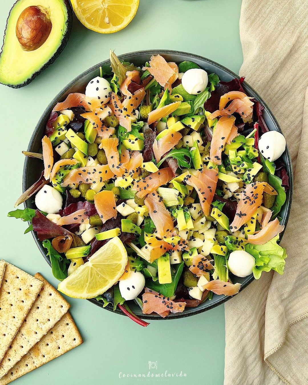 ENSALADA DE SALMÓN AHUMADO Y AGUACATE