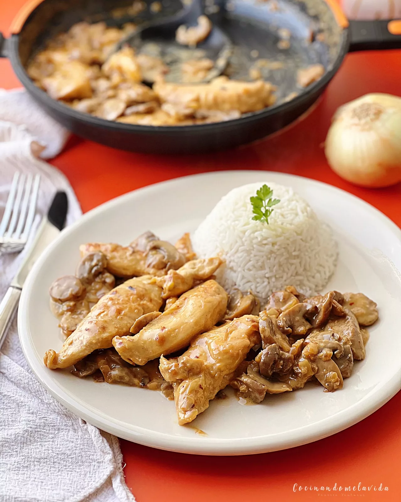 POLLO CREMOSO CON CHAMPIÑONES